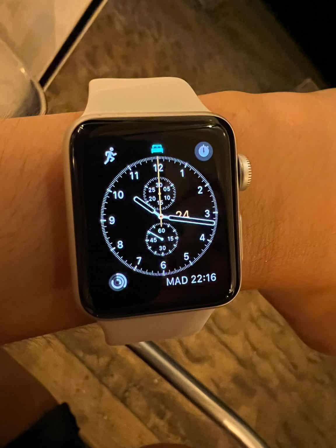 Extend Your Apple Watch Battery Life (11 Hacks for 2023)